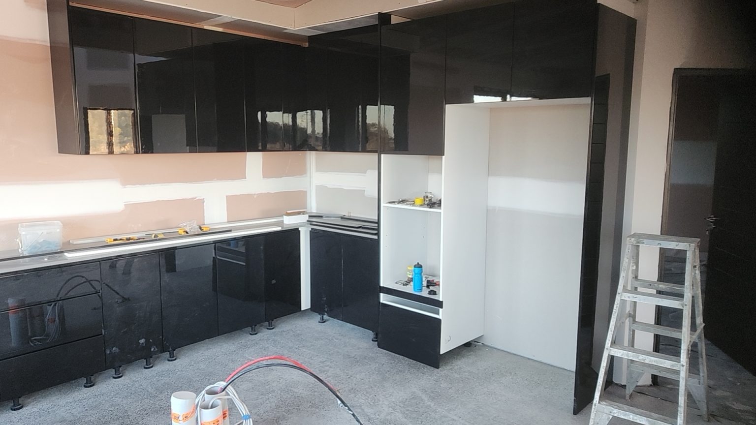 Client installation on site,kitchen cabinets installation,high glossy ...